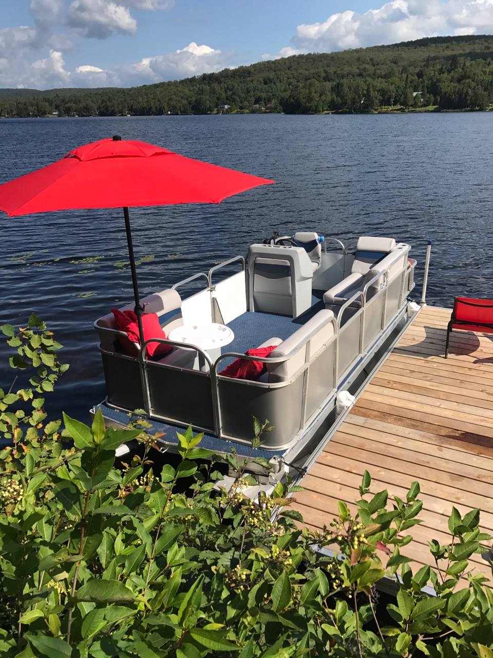 The sun: an underestimated enemy for your pontoon boat benches
